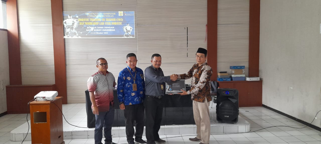 Gandeng Racer Robotic Indonesia, FKOM Uniku Gelar ToT - Kuningan Online